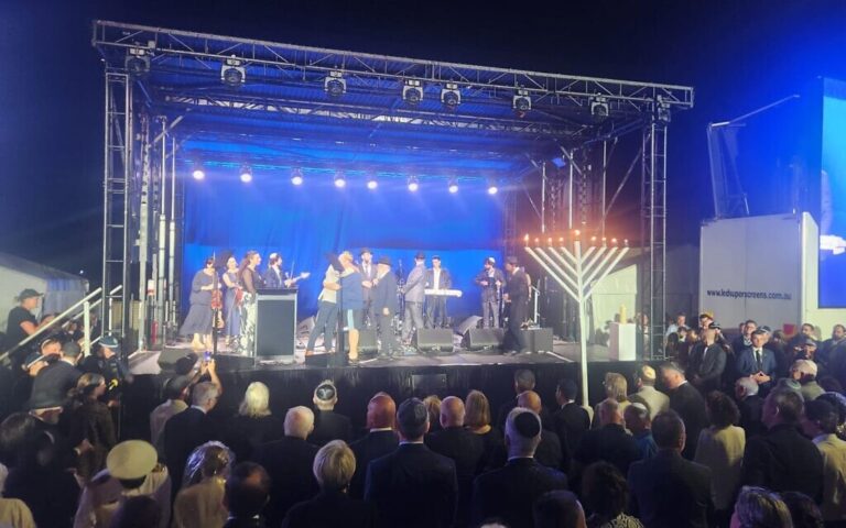 20,000 Gather at Bondi to Honor Victims, Defy Terrorism
