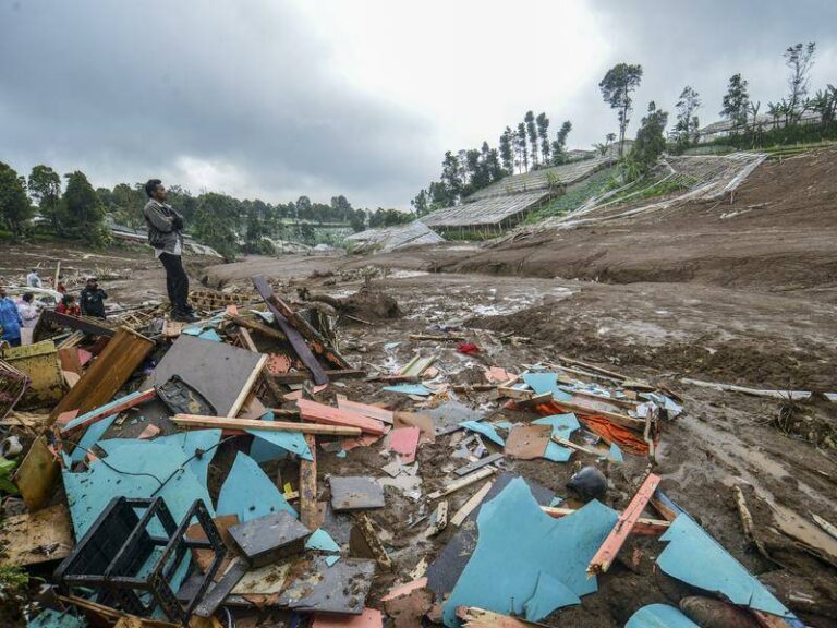 Indonesian Rescuers Search for Landslide Victims as Toll Rises